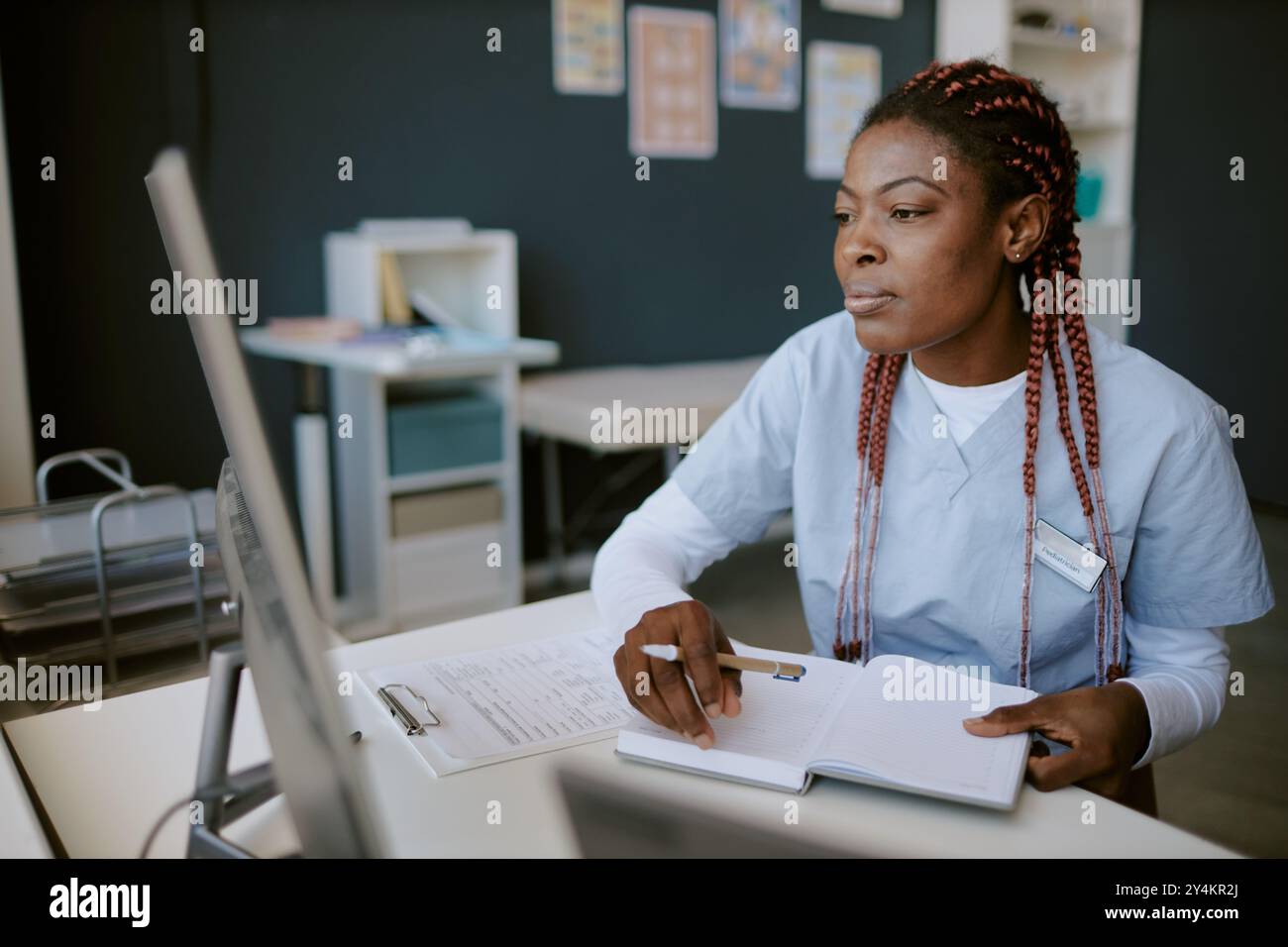 Woman in professional setting hi-res stock photography and images - Alamy