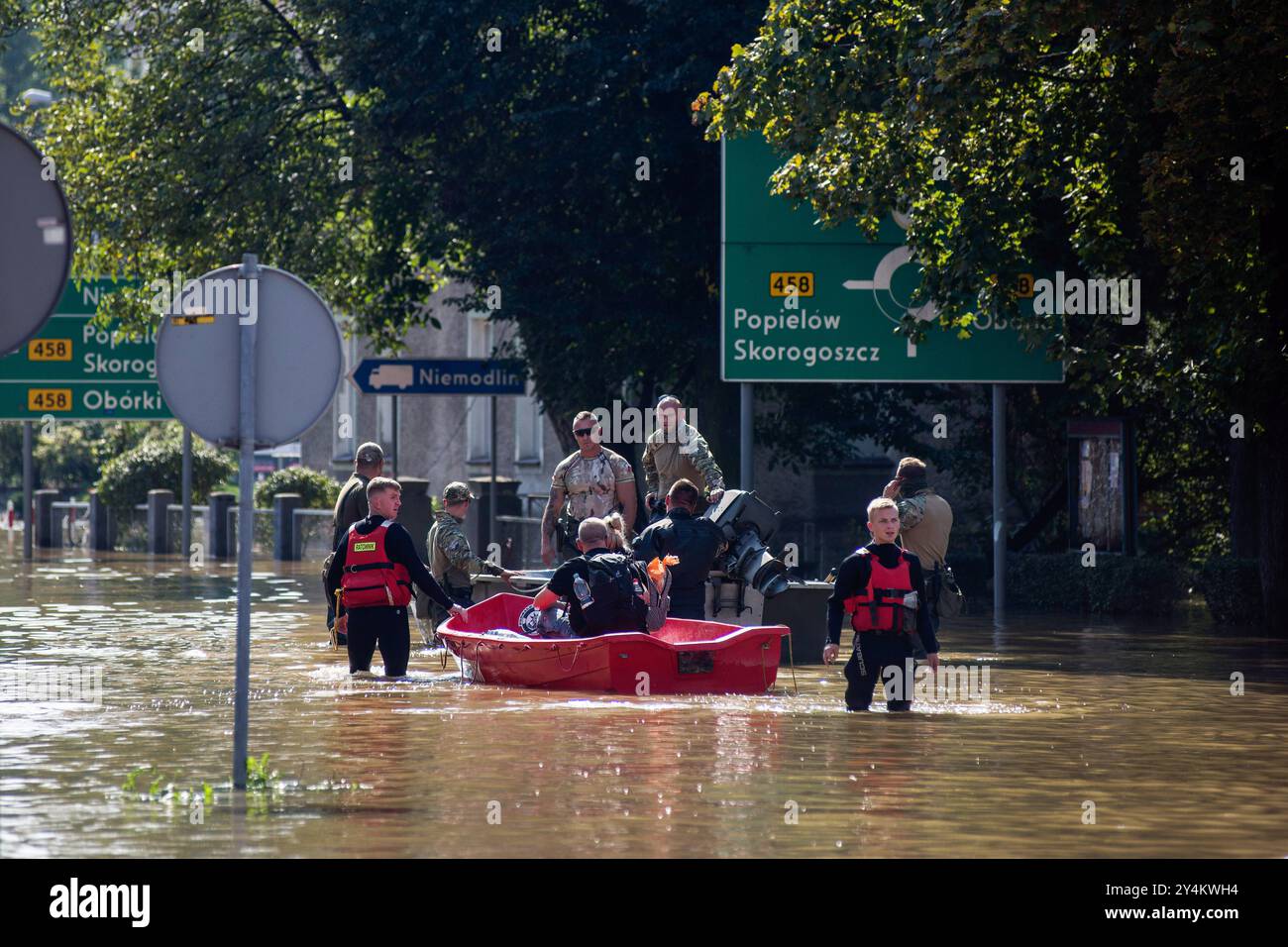 Lewin Brzeski, Poland. 18th Sep, 2024. Rescue workers patrol the ...