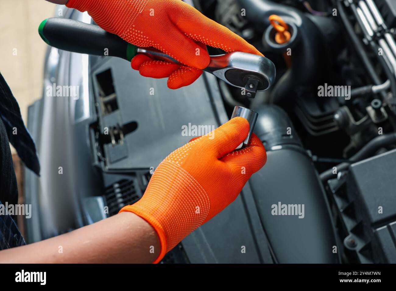 Auto mechanic torque wrench hi-res stock photography and images - Alamy