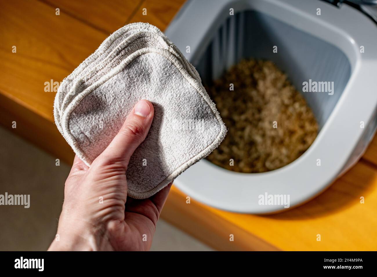 Dry toilet and washable wipe, water saving, compostable, wood chips ...