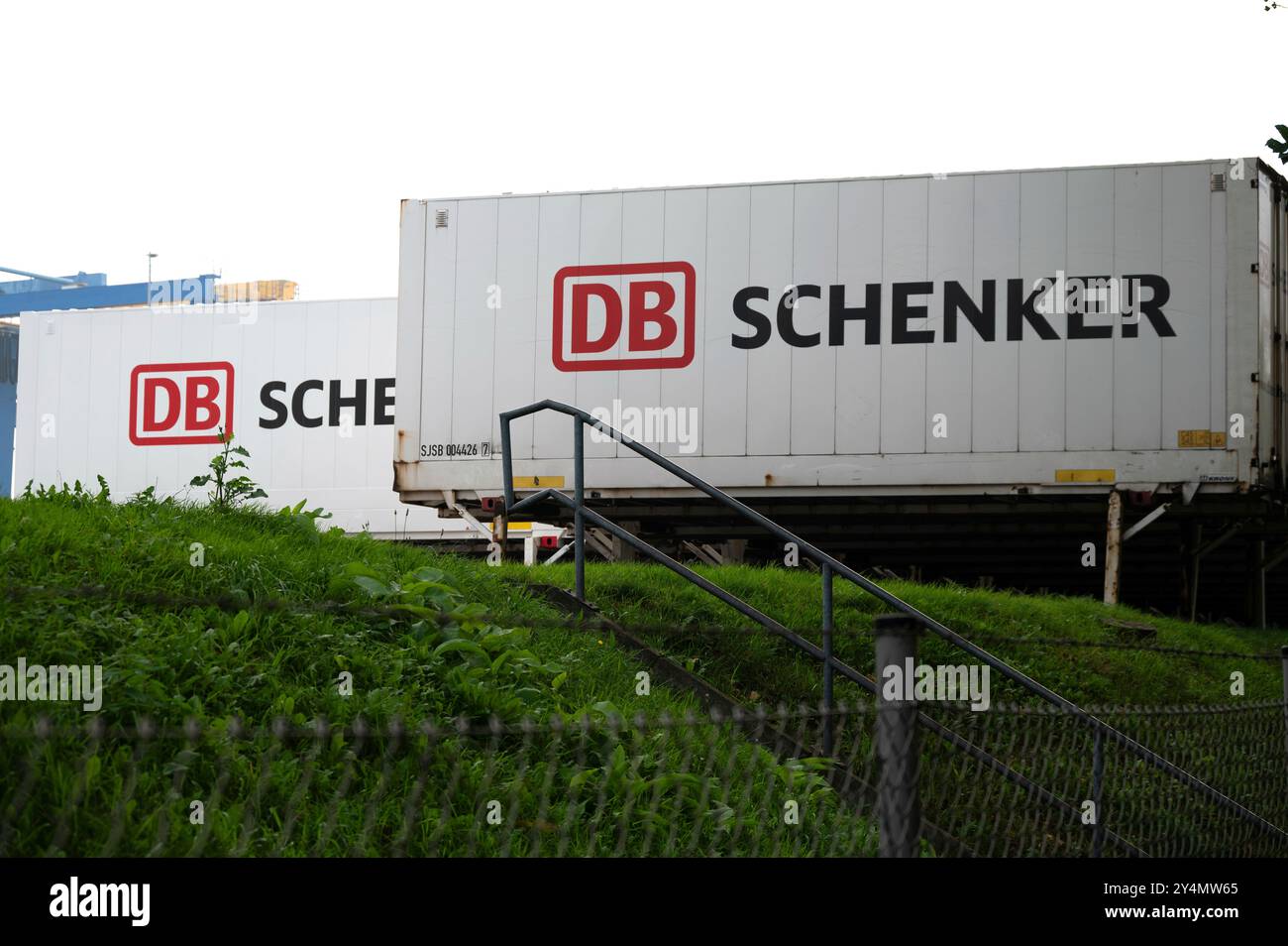 Loading video hi-res stock photography and images - Alamy