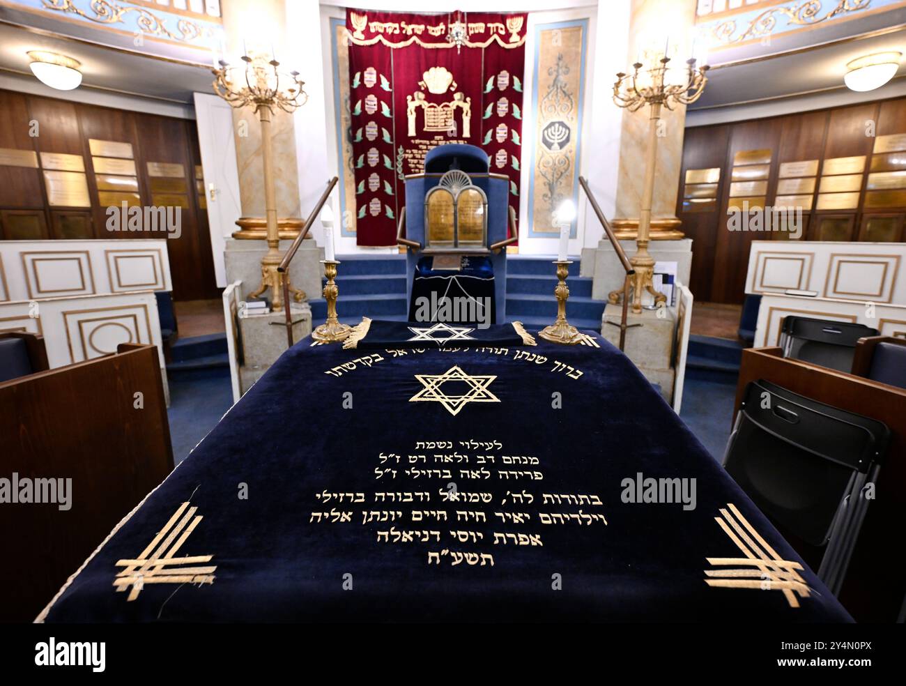 Interior view of the Jewish city temple in Vienna's Seitenstettengasse ...