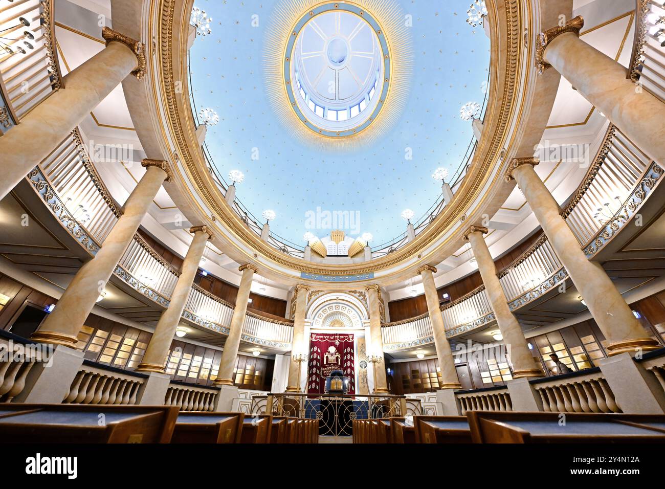 Interior view of the Jewish city temple in Vienna's Seitenstettengasse ...