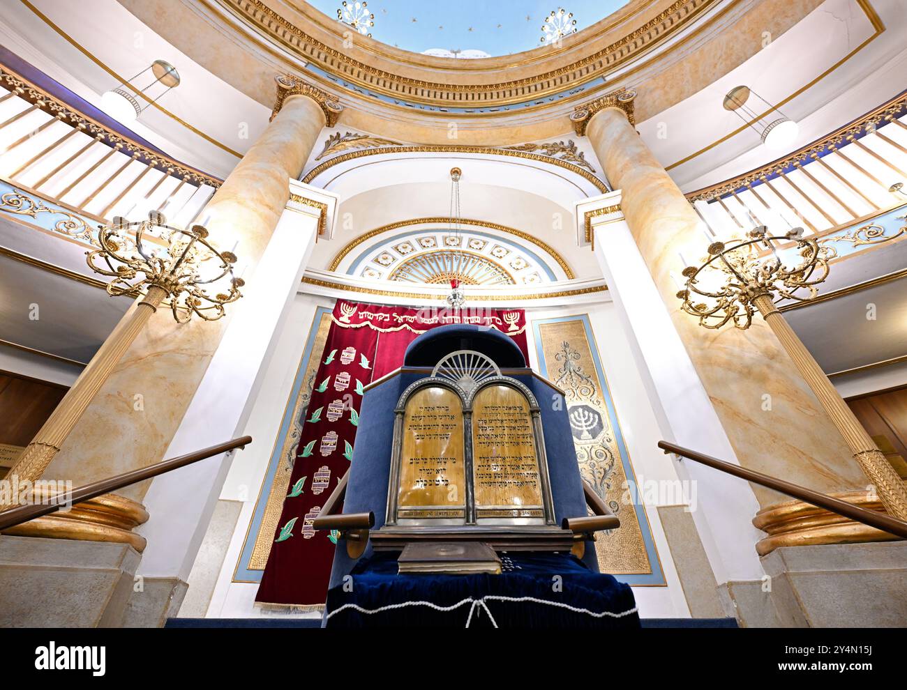 Interior view of the Jewish city temple in Vienna's Seitenstettengasse ...