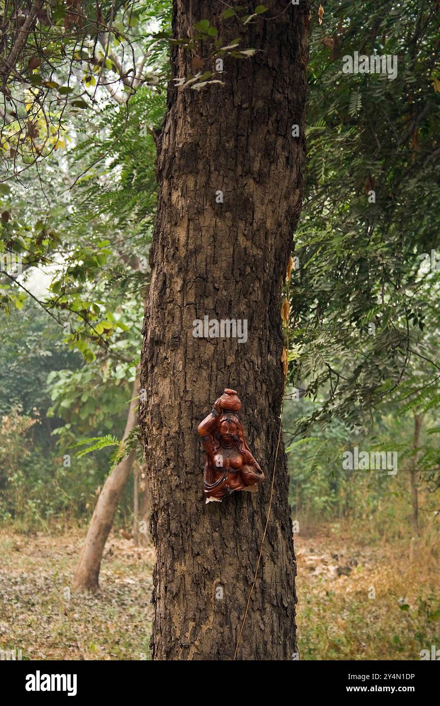 Woman hanged on tree hi-res stock photography and images - Alamy