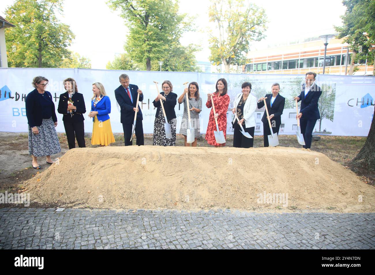 Königin Silvia von Schweden beim Spatenstich Childhood-Haus Berlin an ...