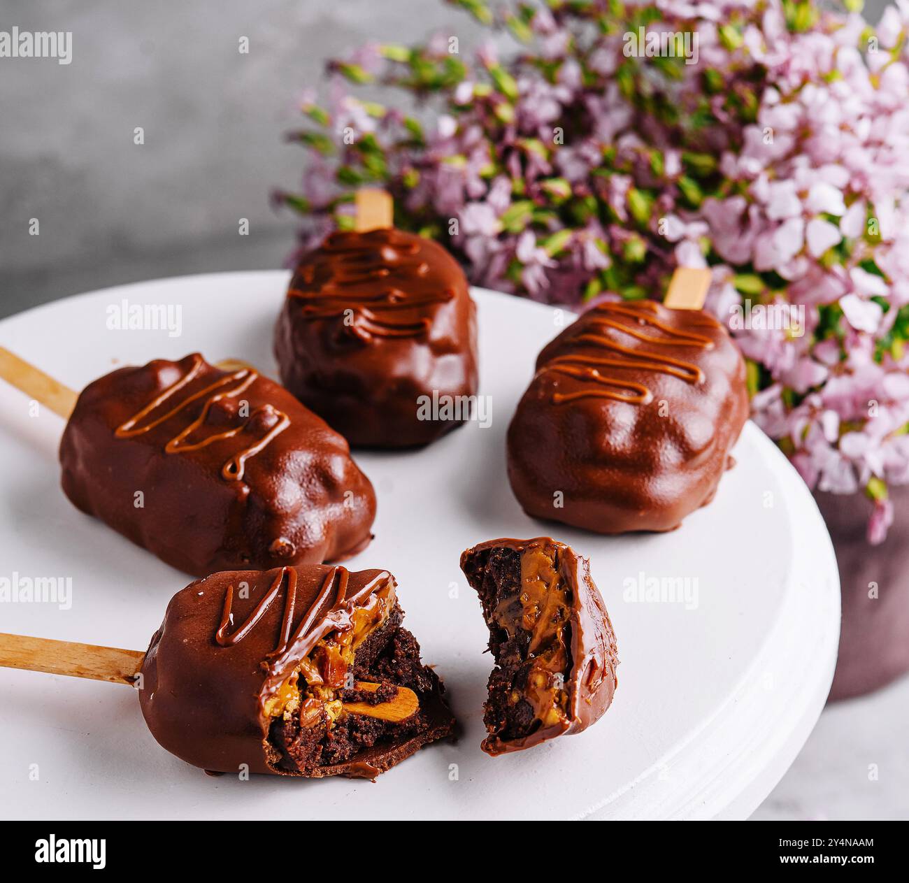 Snickers ice cream close up Stock Photo - Alamy