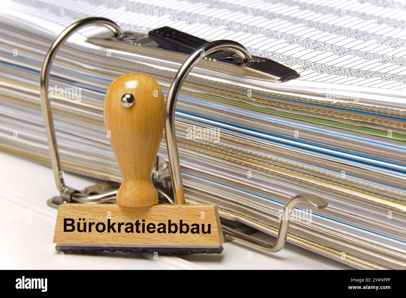 Akten und Bürokratieabbau Ein Holzstempel ist beschriftet mit dem ...