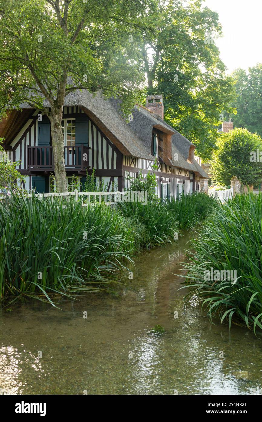 Half timbered thatched cottage hi-res stock photography and images - Alamy