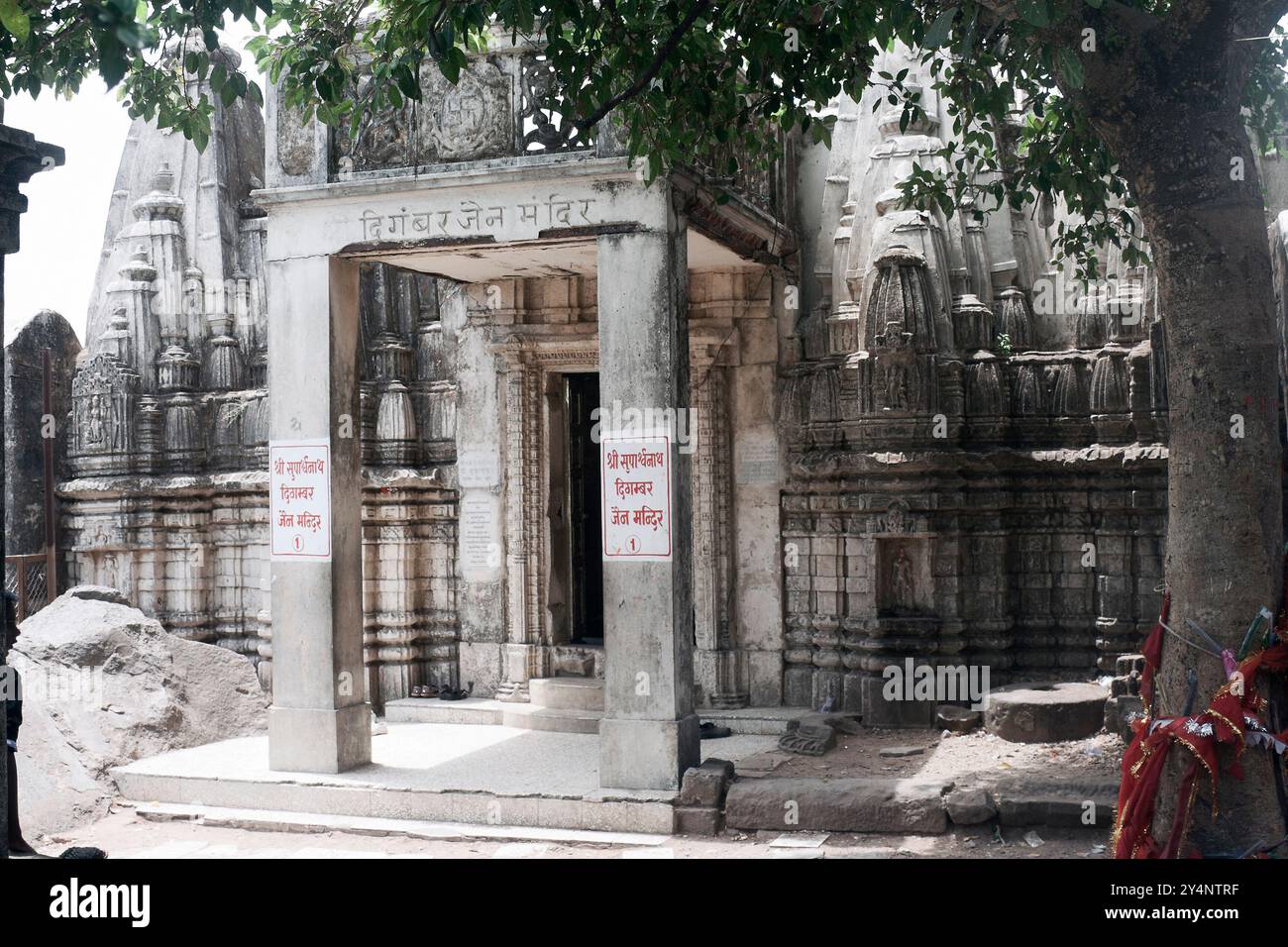 Parshwanath digambar jain temple hi-res stock photography and images ...