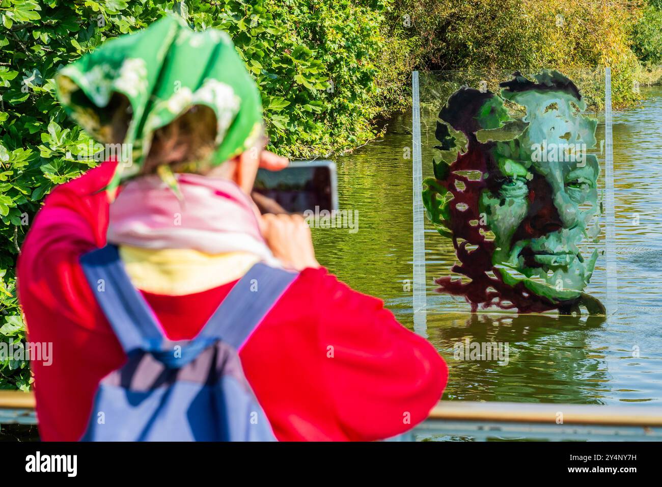 London, UK. 19 Sep 2024. Sunny weather boosts visitors on the bridge ...