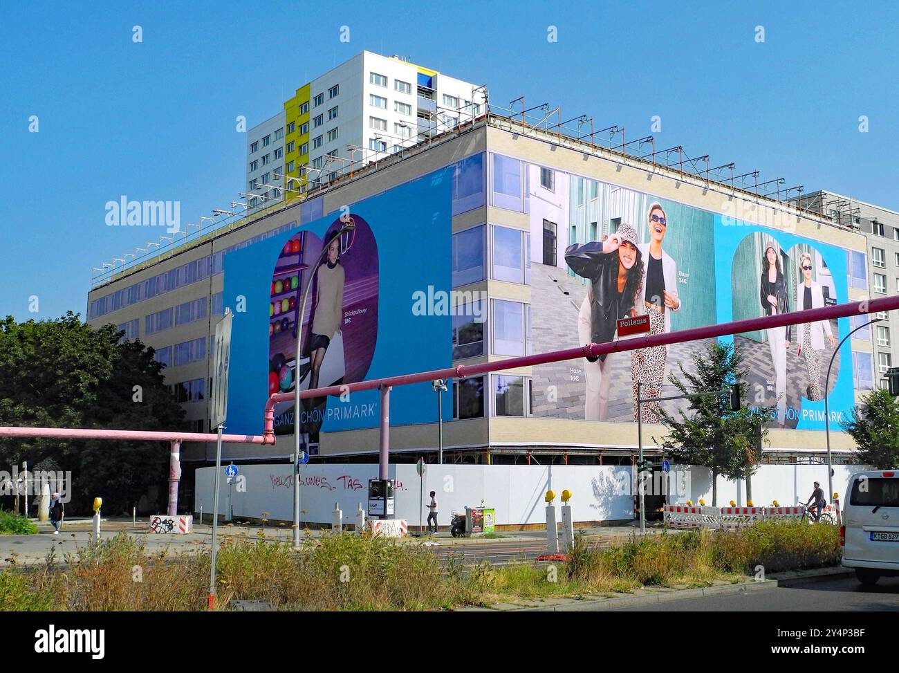 Neubau wieder zum Herbst neu mit Werbeposter verhuellt *** New building ...