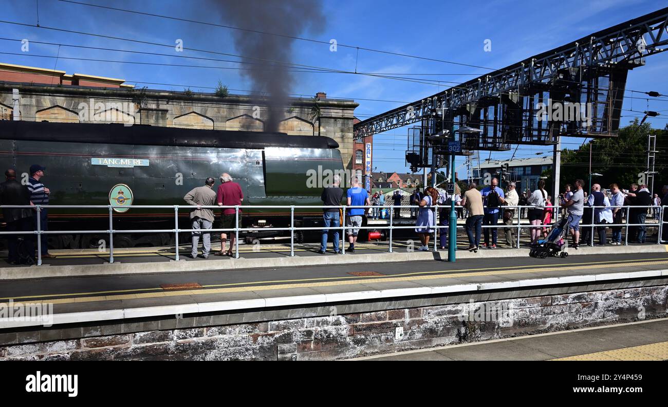 Battle of Britain Class Pacific No 34067 Tangmere attracts a crowd at ...
