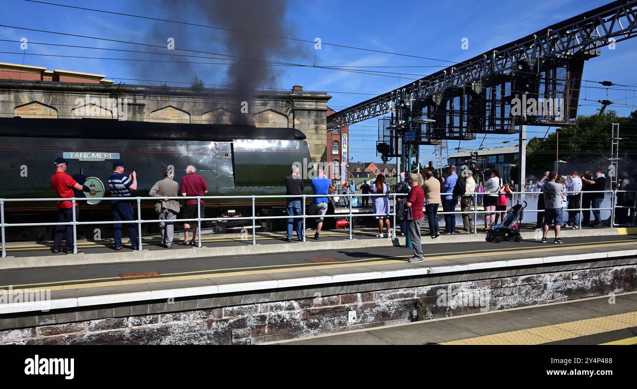 Battle of Britain Class Pacific No 34067 Tangmere attracts a crowd at ...