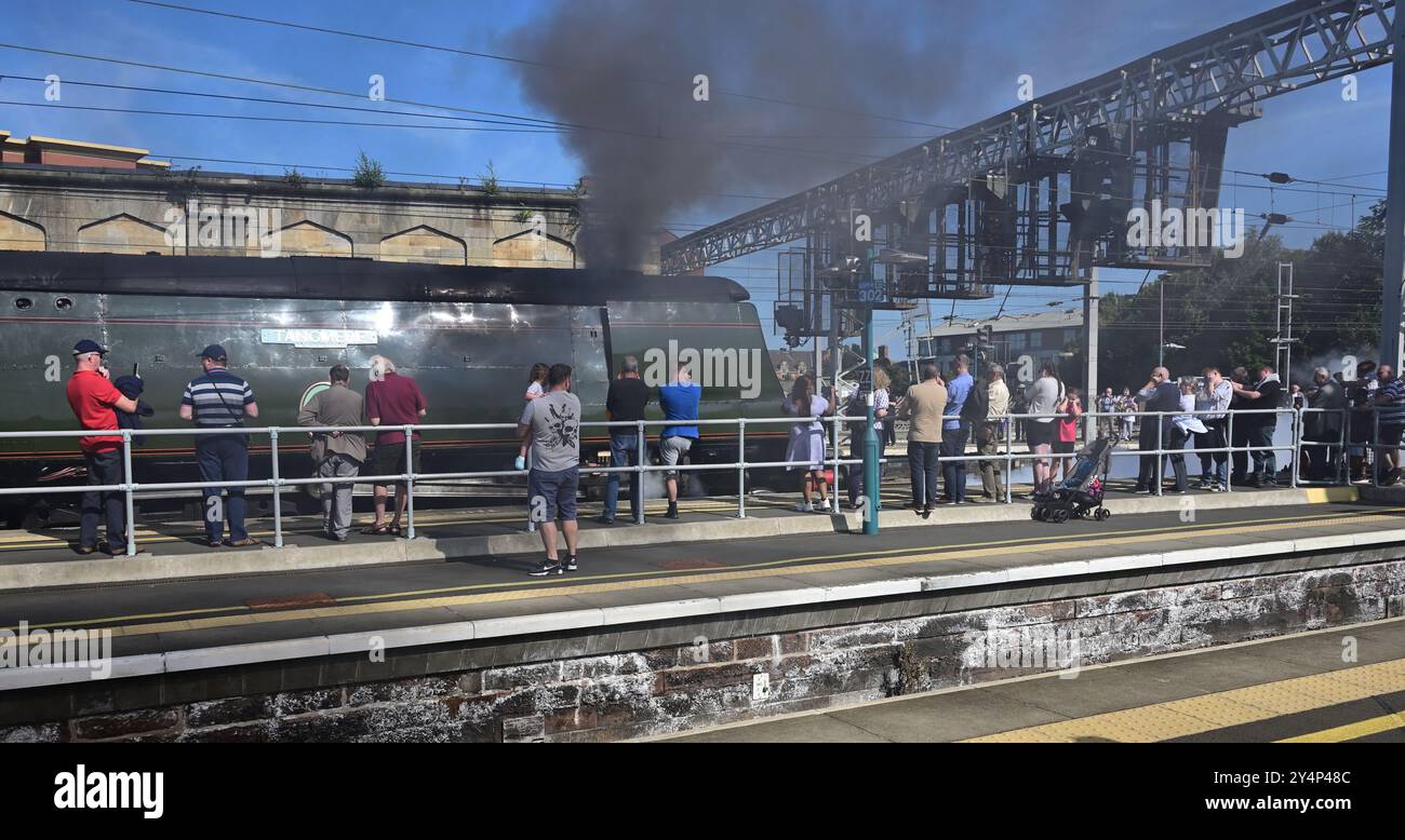 Battle of Britain Class Pacific No 34067 Tangmere attracts a crowd at ...