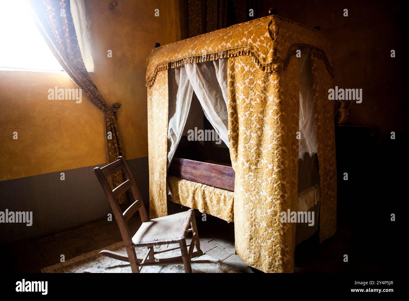 Medieval bed hi-res stock photography and images - Alamy