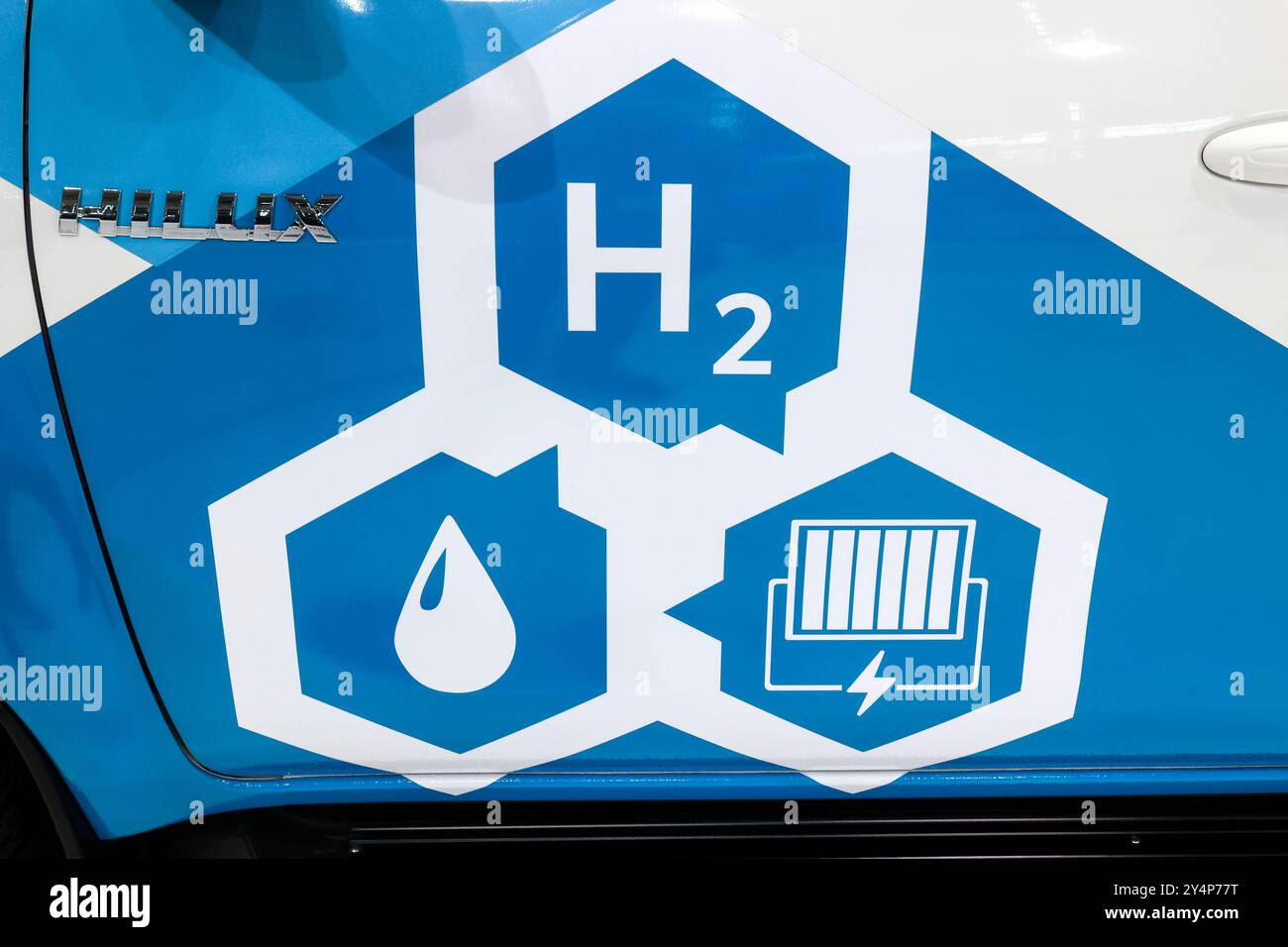 Toyota H2 Fahrzeug H2 Wasserstoff Brennstoffzellen Logo an einem Toyoa ...