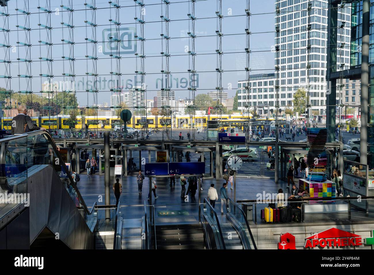 Busse und Trams am Berliner Hauptbahnhof 2024-09-19 Deutschland, Berlin ...
