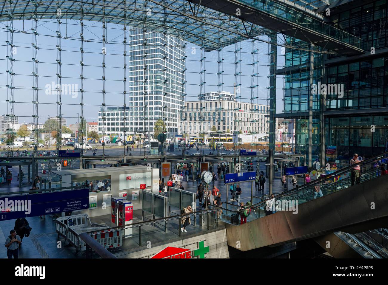 Busse und Trams am Berliner Hauptbahnhof 2024-09-19 Deutschland, Berlin ...