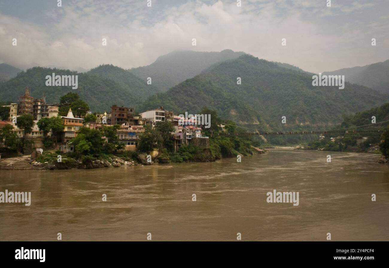 Monsoon rains and pilgrims and cremation rituals by the River Ganges ...