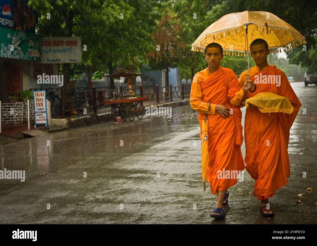 Monsoon rains and pilgrims and cremation rituals by the River Ganges ...