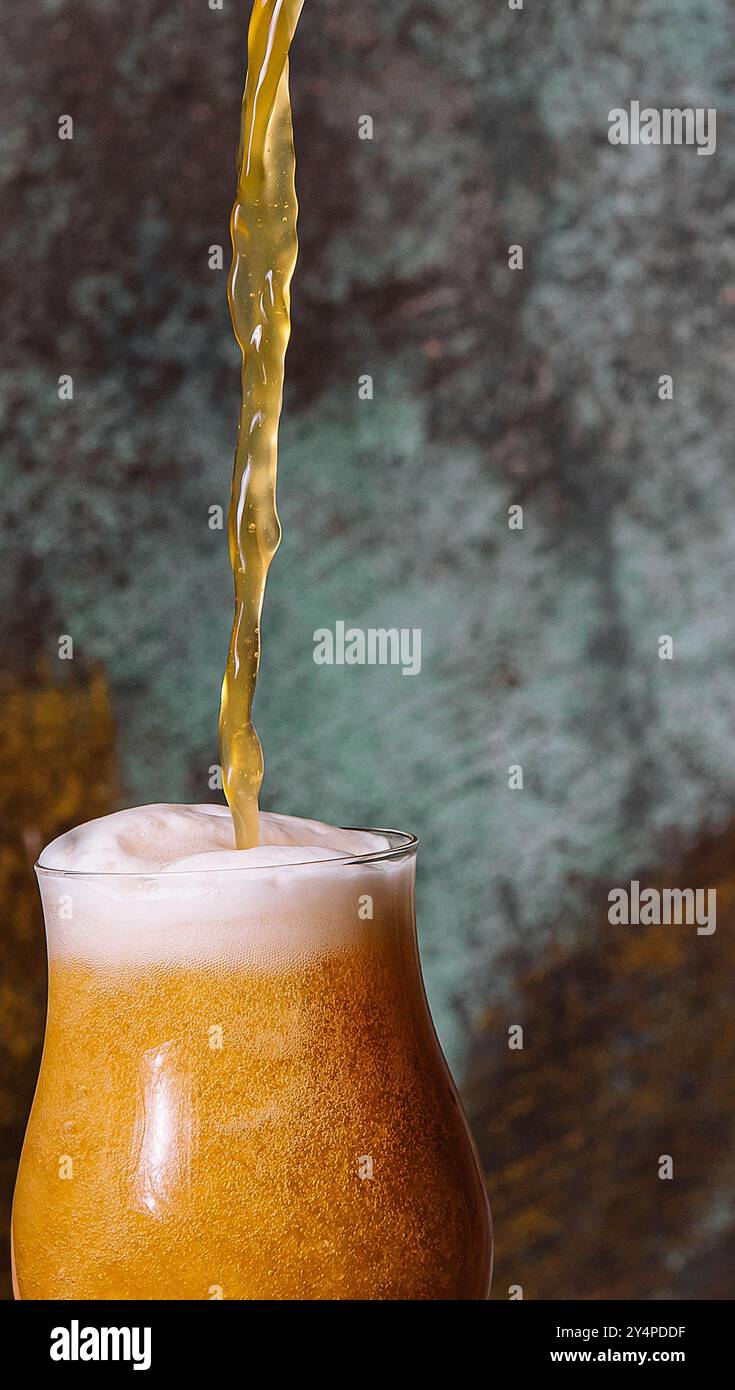 Male hands pour draft beer hi-res stock photography and images - Alamy