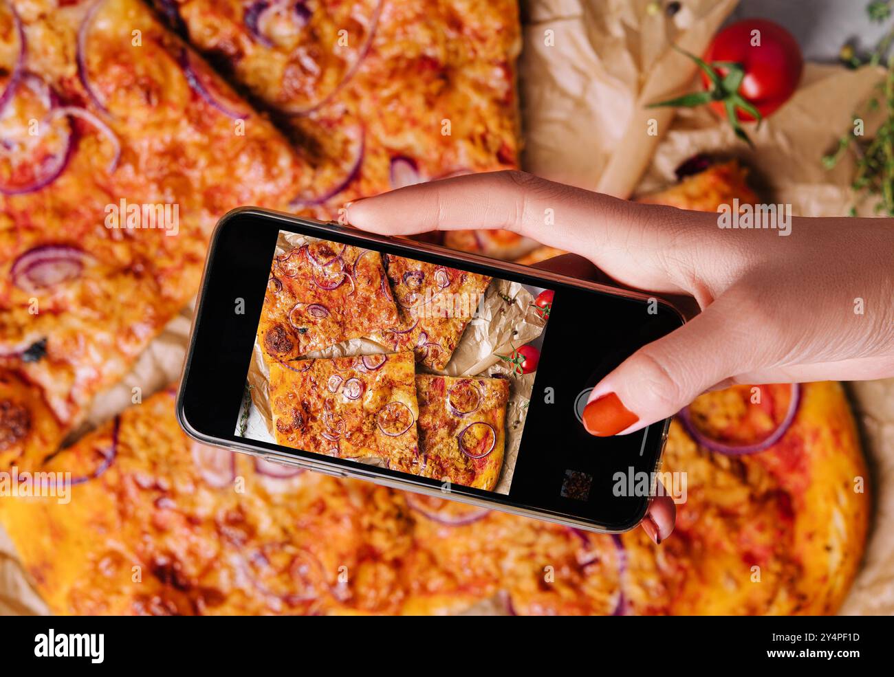 Mobile phone hand pizza hi-res stock photography and images - Alamy