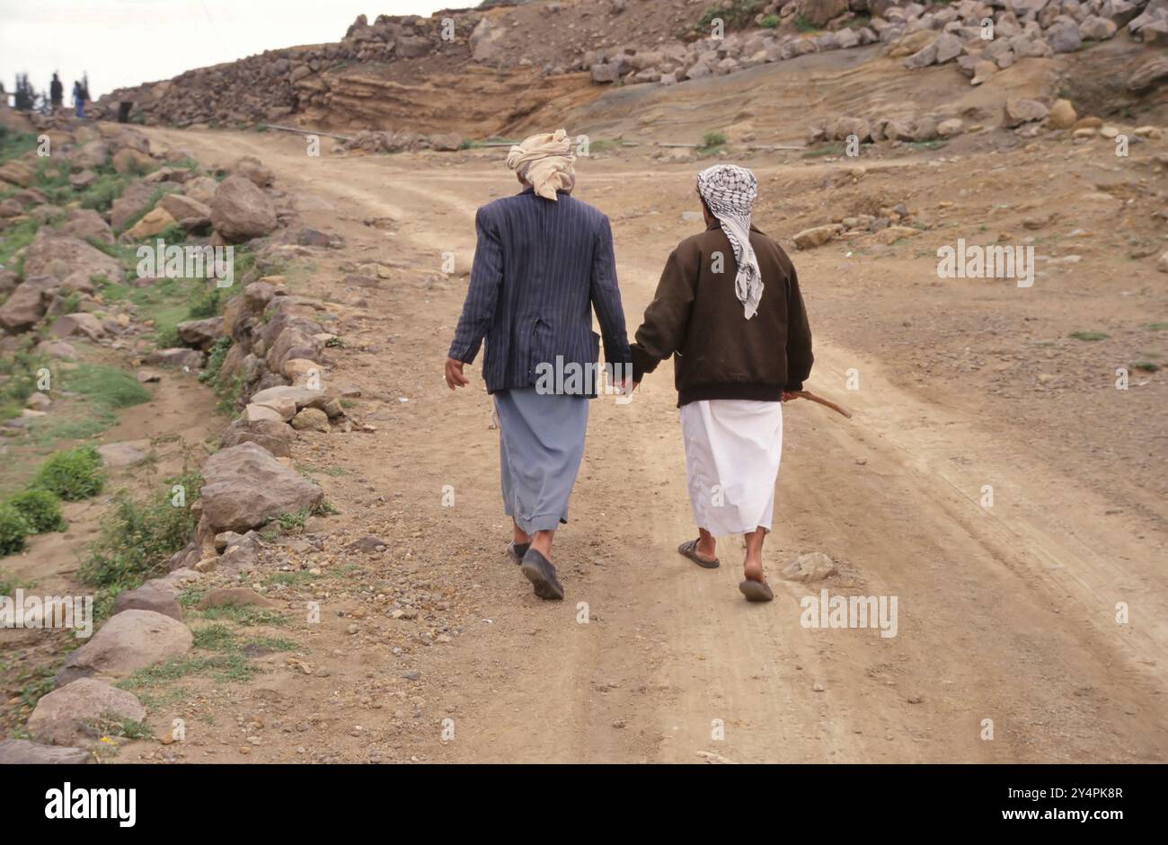 Yemen men in traditional dress hi-res stock photography and images - Alamy