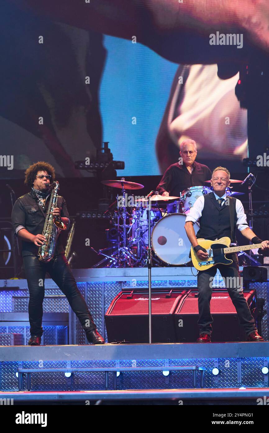 Bruce Springsteen perform on stage during Bruce Springsteen and The E ...