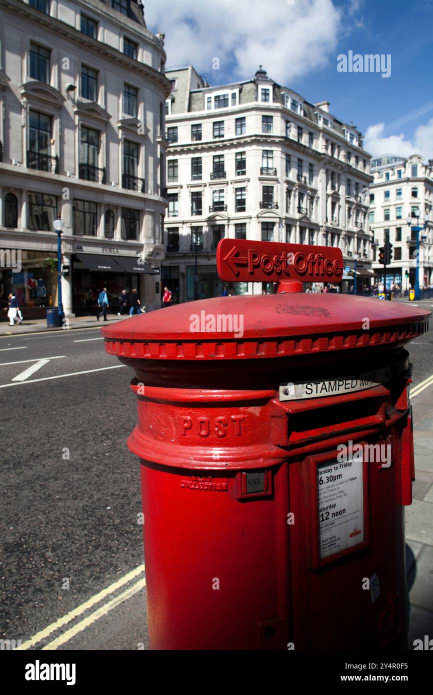Sidewalks busy pedestrians in london hi-res stock photography and ...