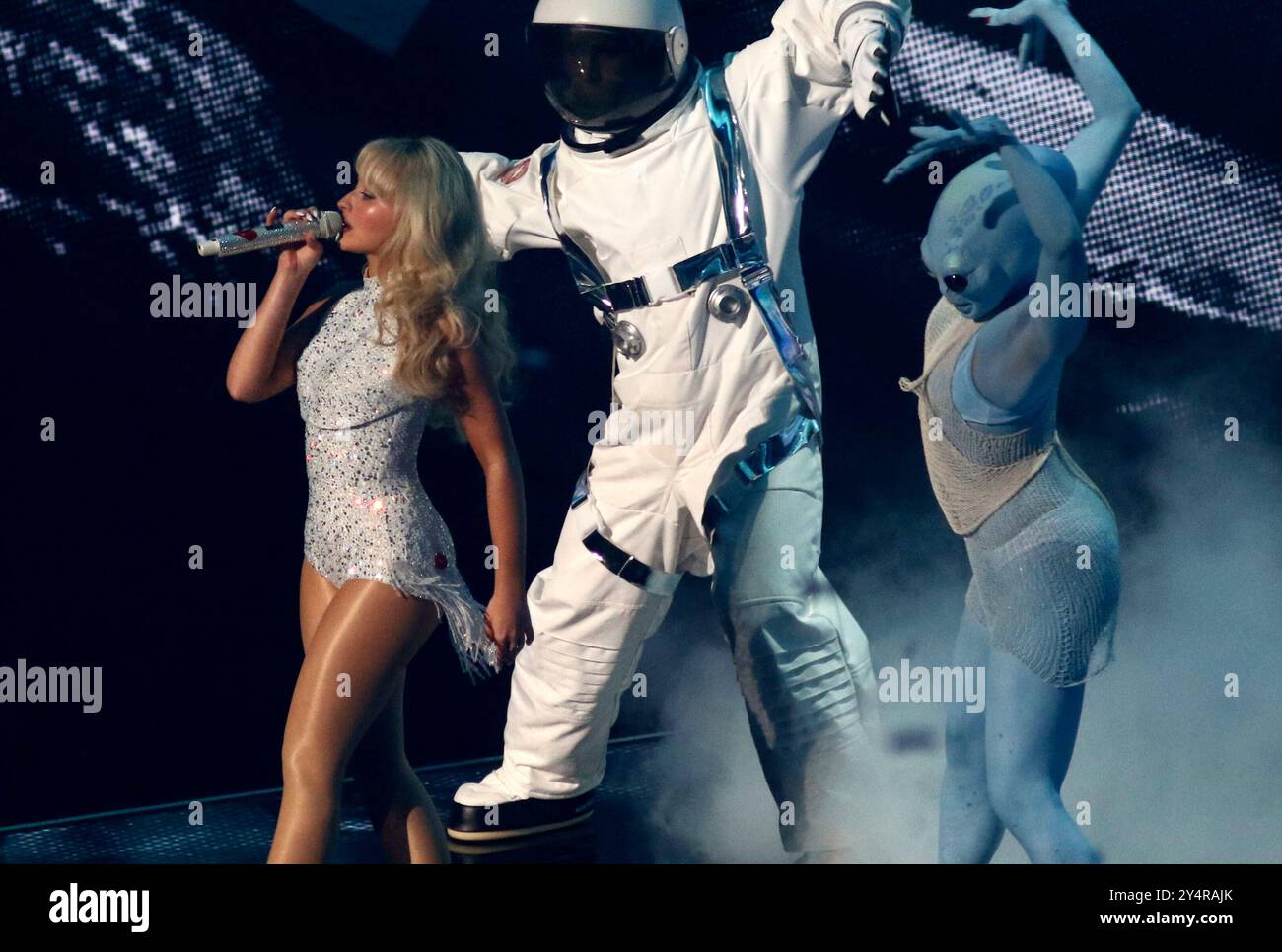 Sabrina carpenter 2024 hi-res stock photography and images - Alamy