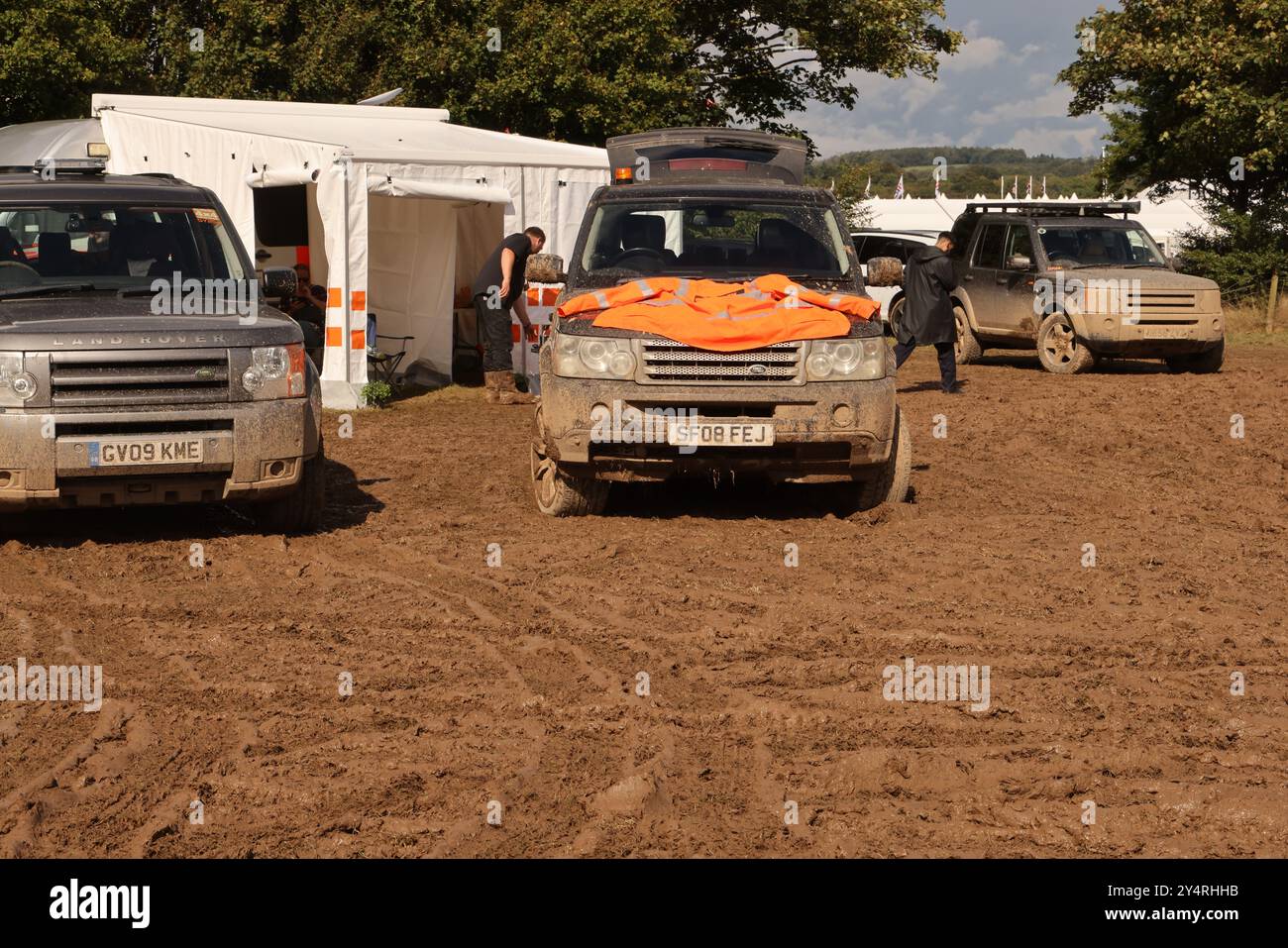 September 2024 - Land Rover Discovery's used for towing out of the mud ...