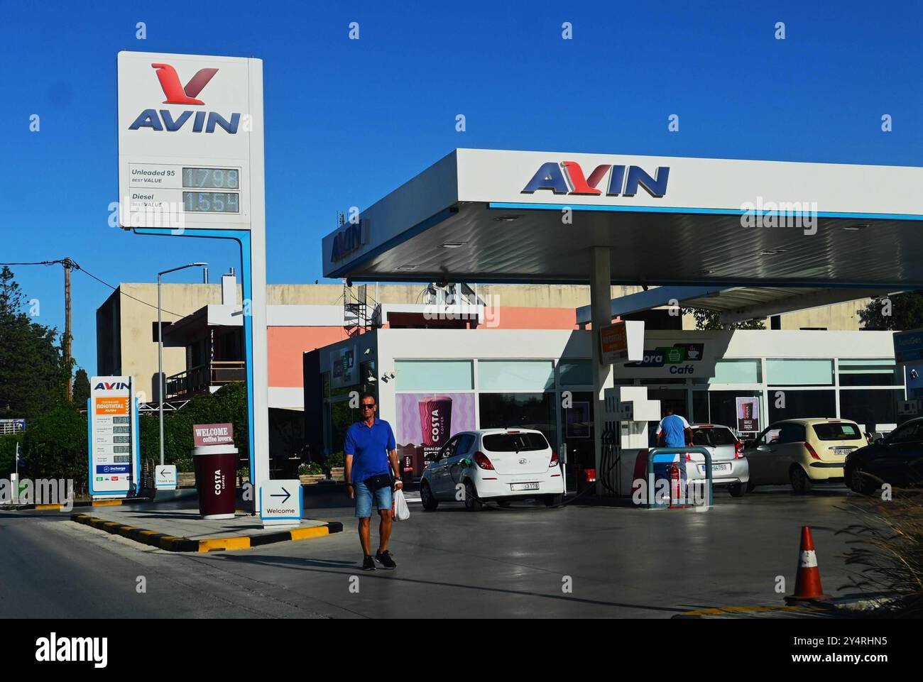 Griechische Insel. Griechenland. Avin Tankstelle auf Rhodos *** Greek island Greece Avin gas ...