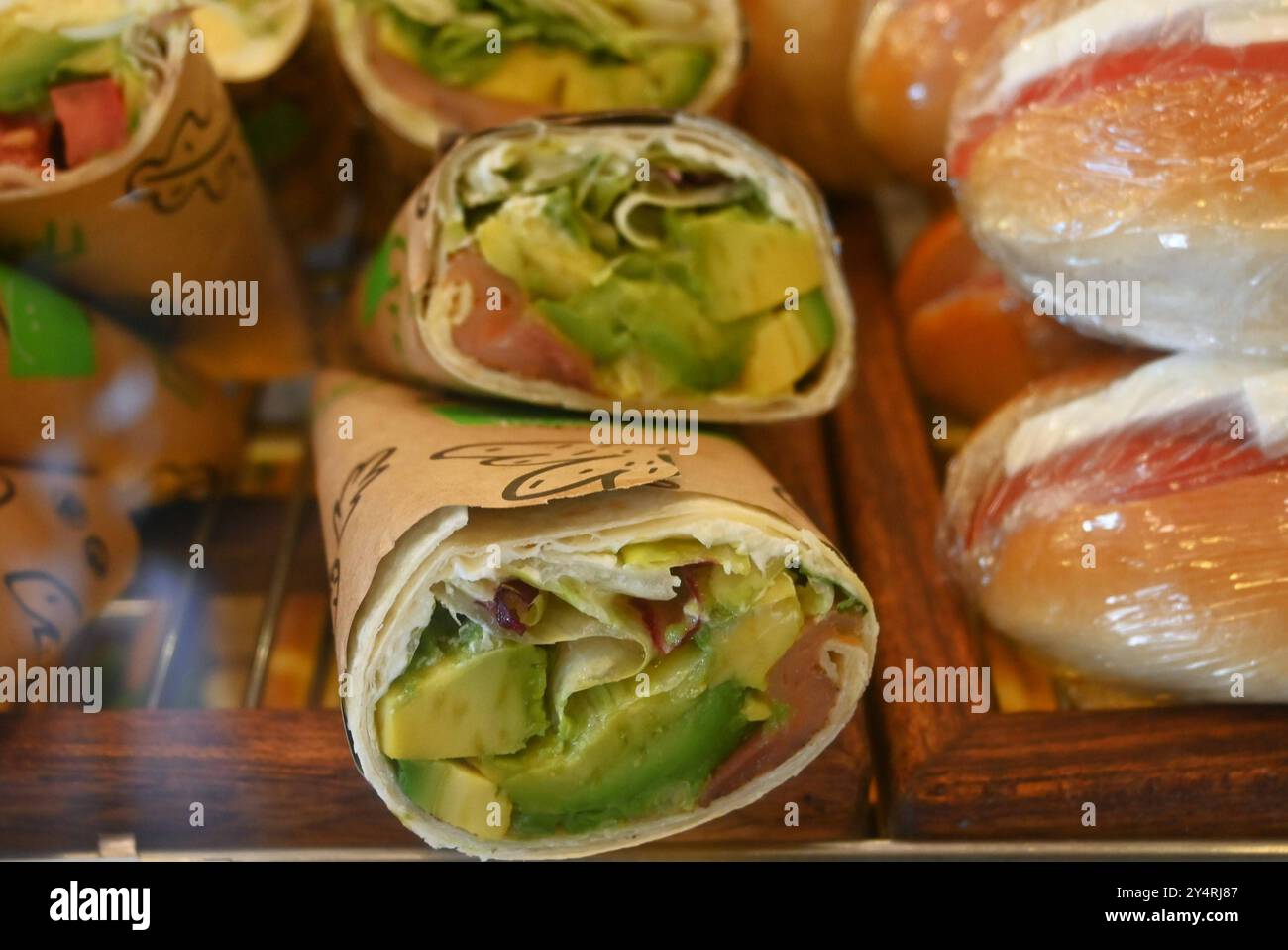 Griechische Insel. Griechenland, Rhodos-Stadt. Tortilla Lachs - Avocado ...