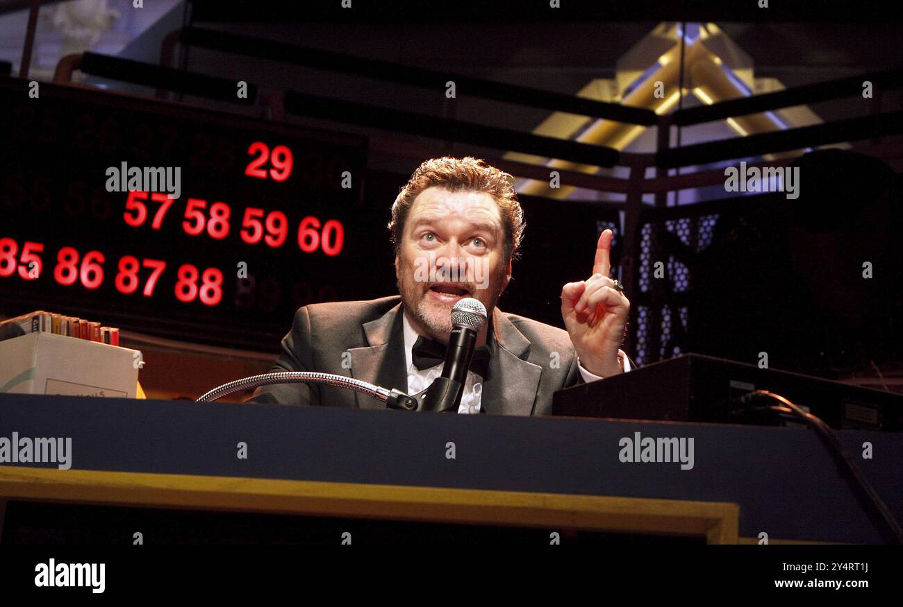 Ian Puleston-Davies (Frank - the caller) in EVERYBODY LOVES A WINNER ...