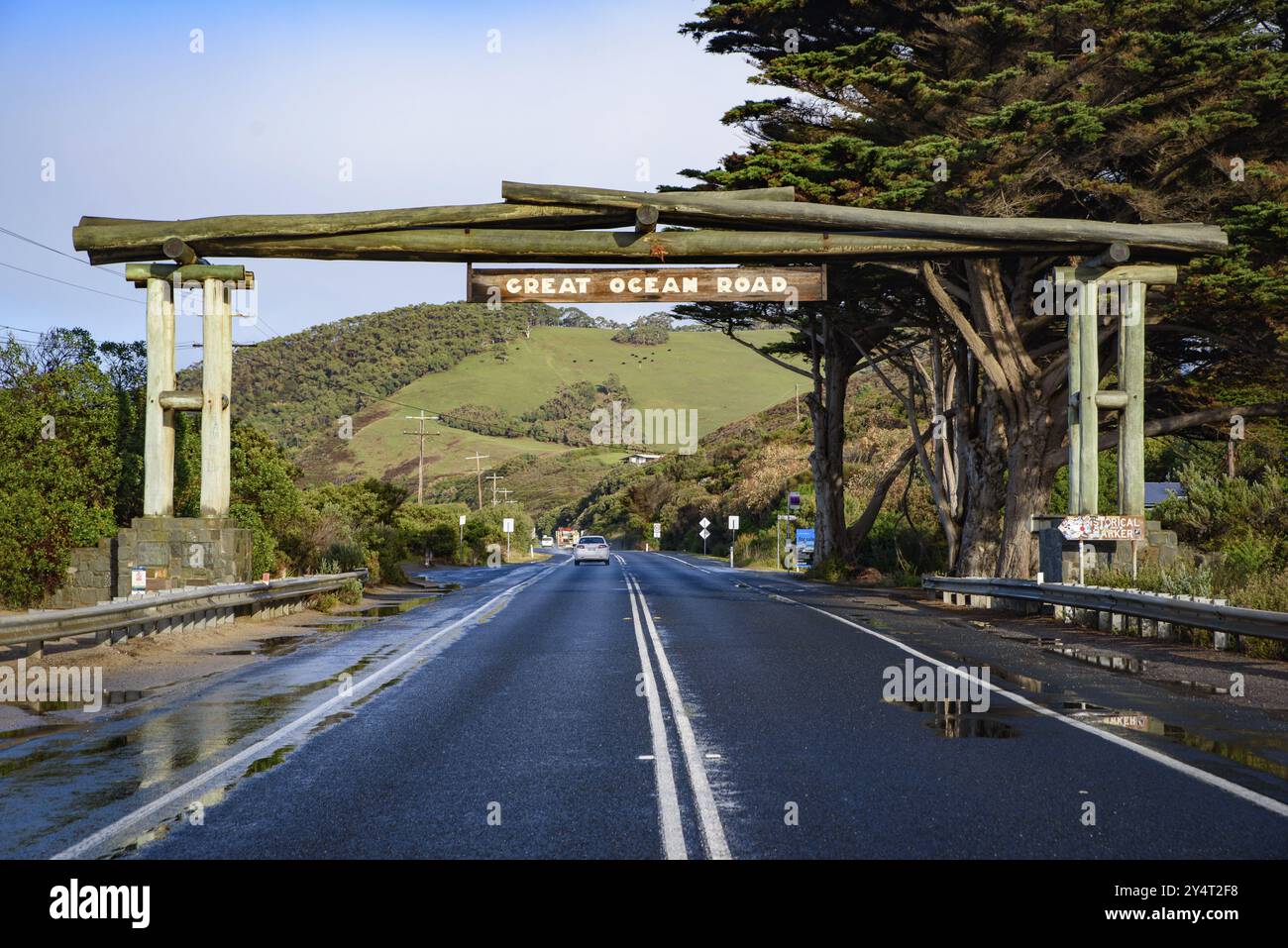 Memorial Arch at Eastern View on Great Ocean Road, Victoria, Australia ...