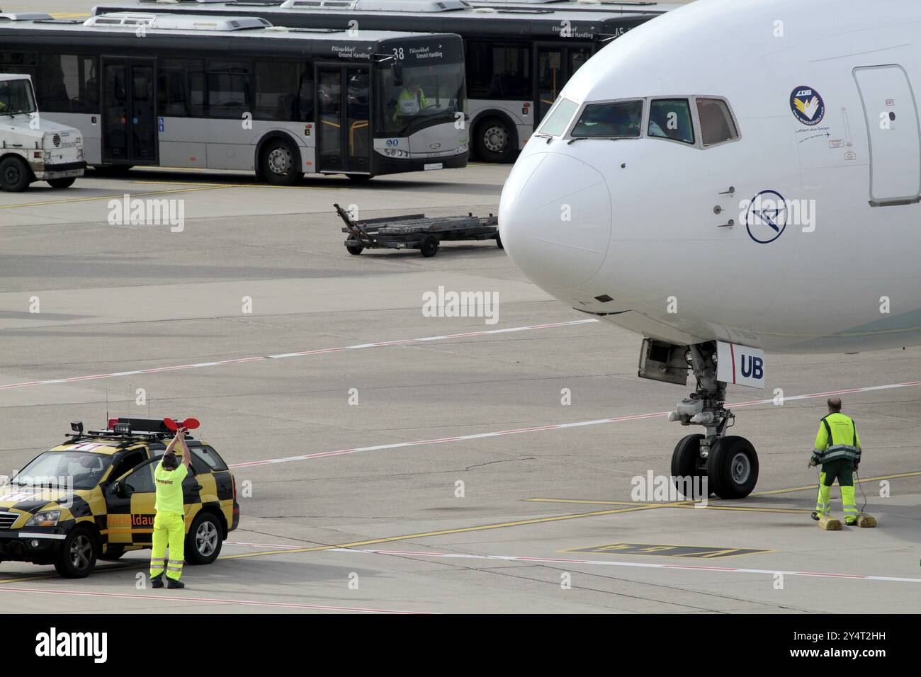 Aircraft is guided to its parking position Stock Photo - Alamy