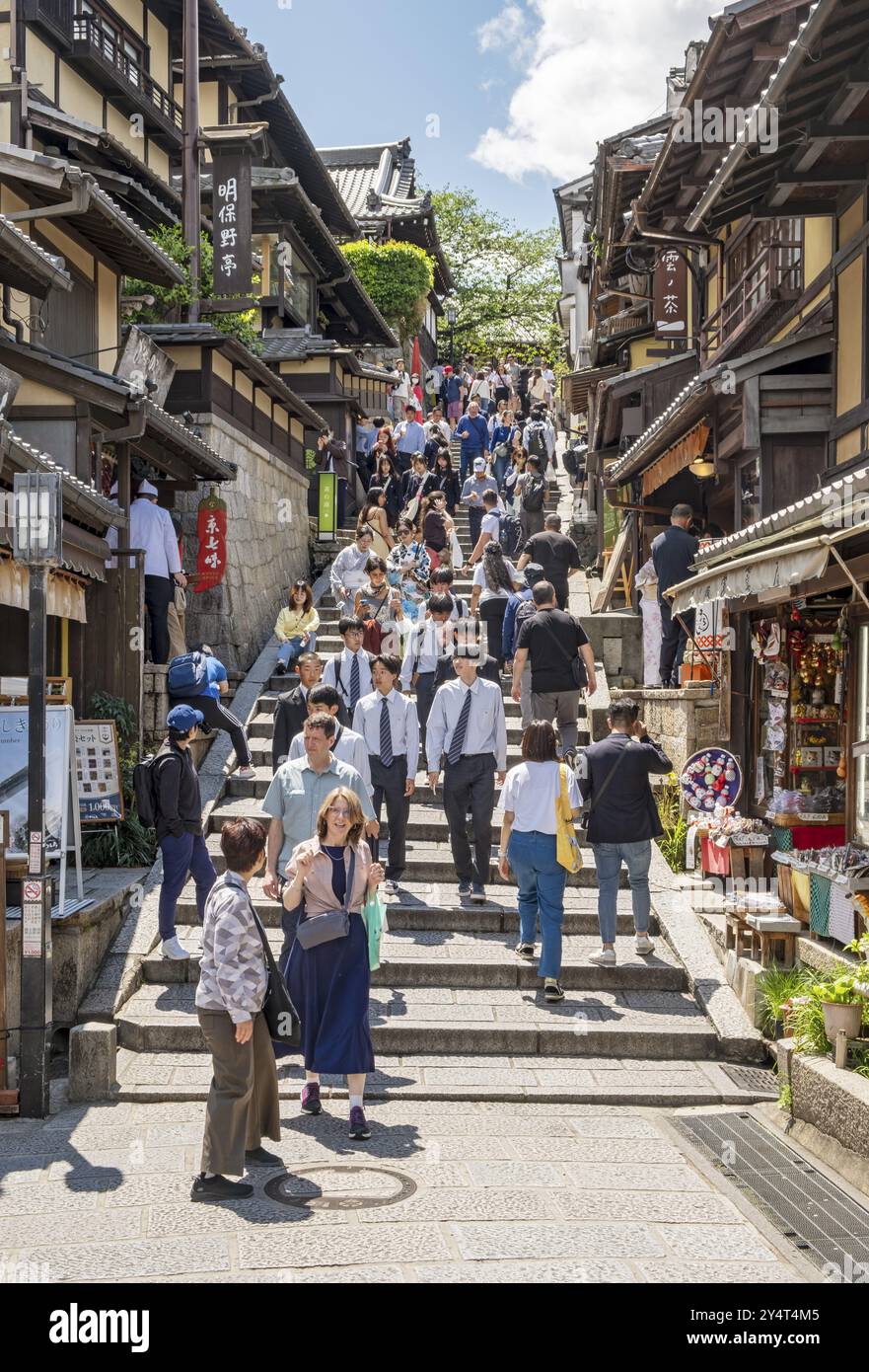 Ancient Ninenzaka, or Ninen-zaka, stone-paved pedestrian street, Kyoto ...