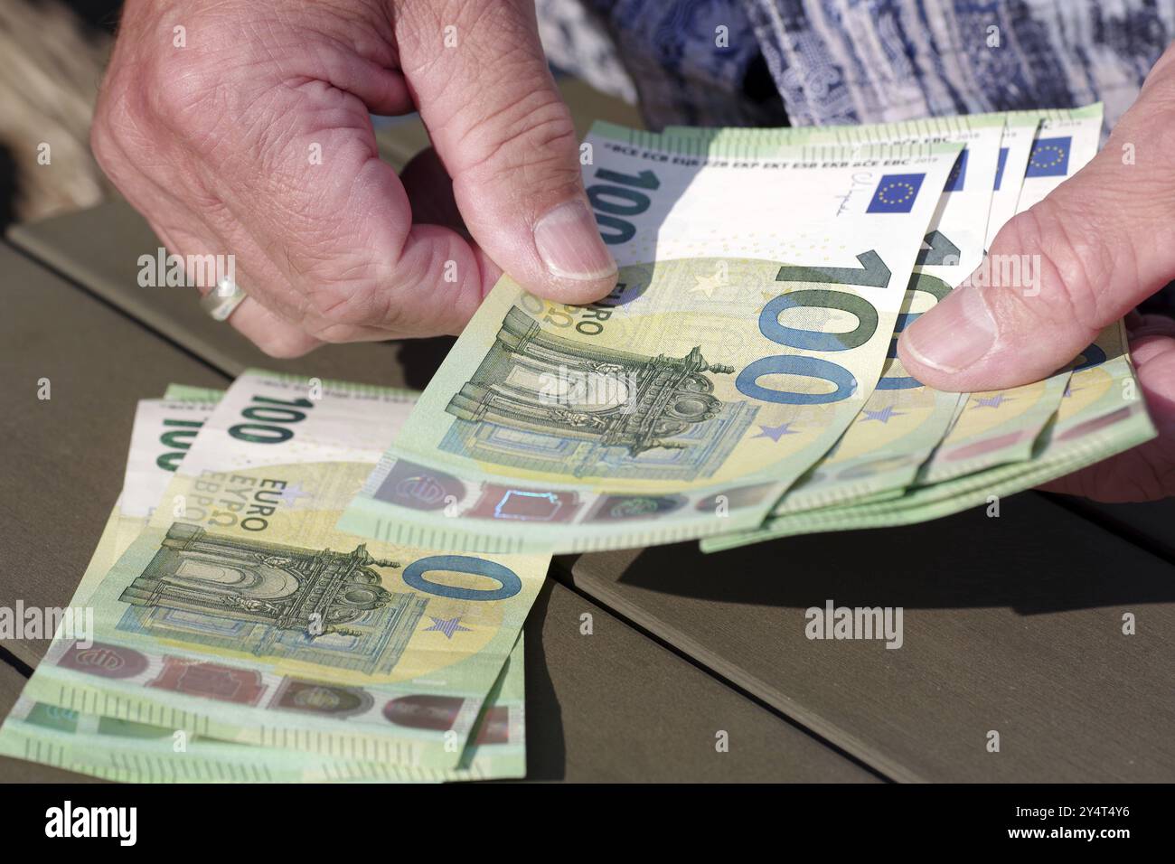 Cash, euro, banknote, 100, count, Several hundred euro notes are ...