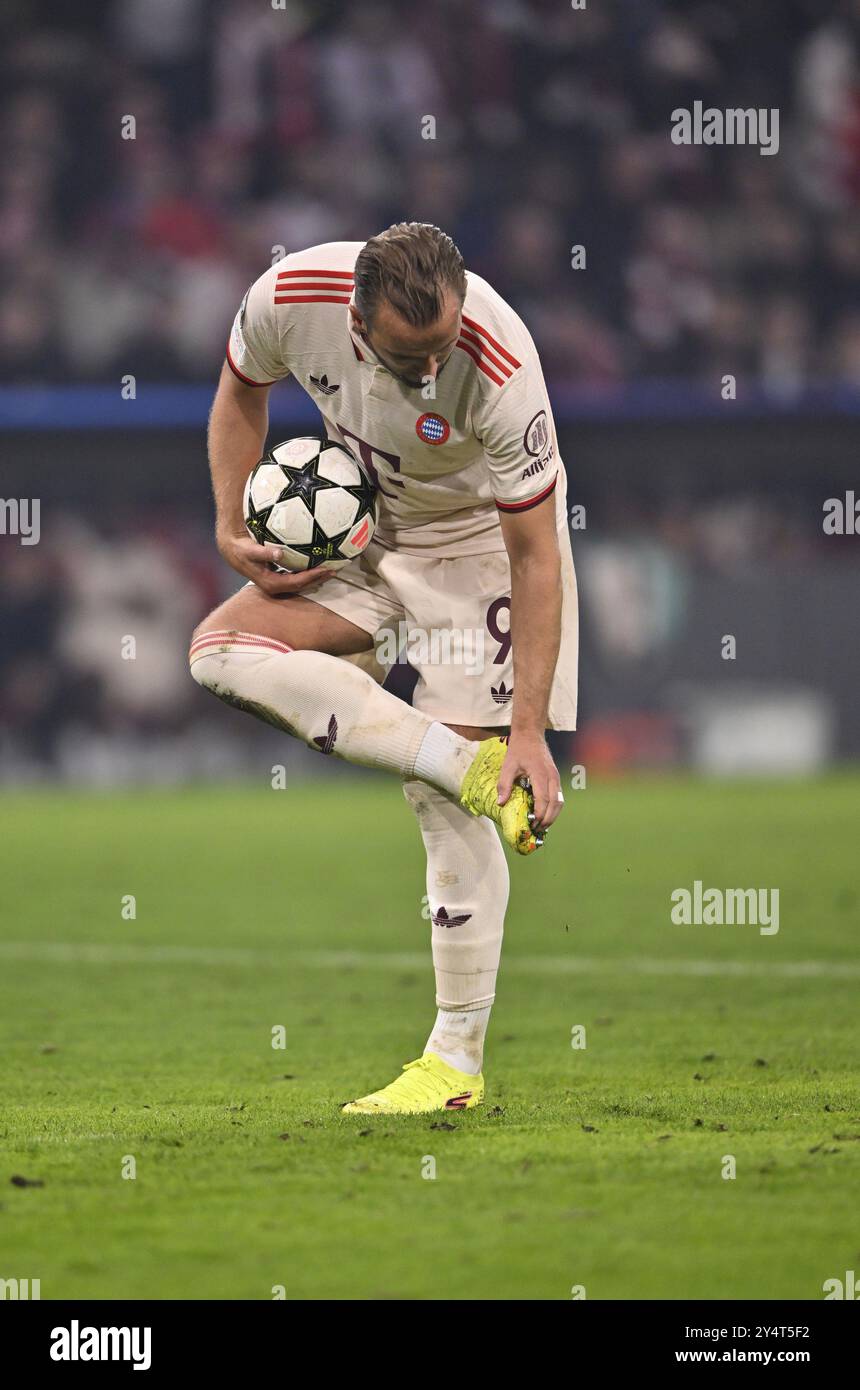 Harry Kane FC Bayern Munich FCB (09) removes clay, dirt, Champions ...