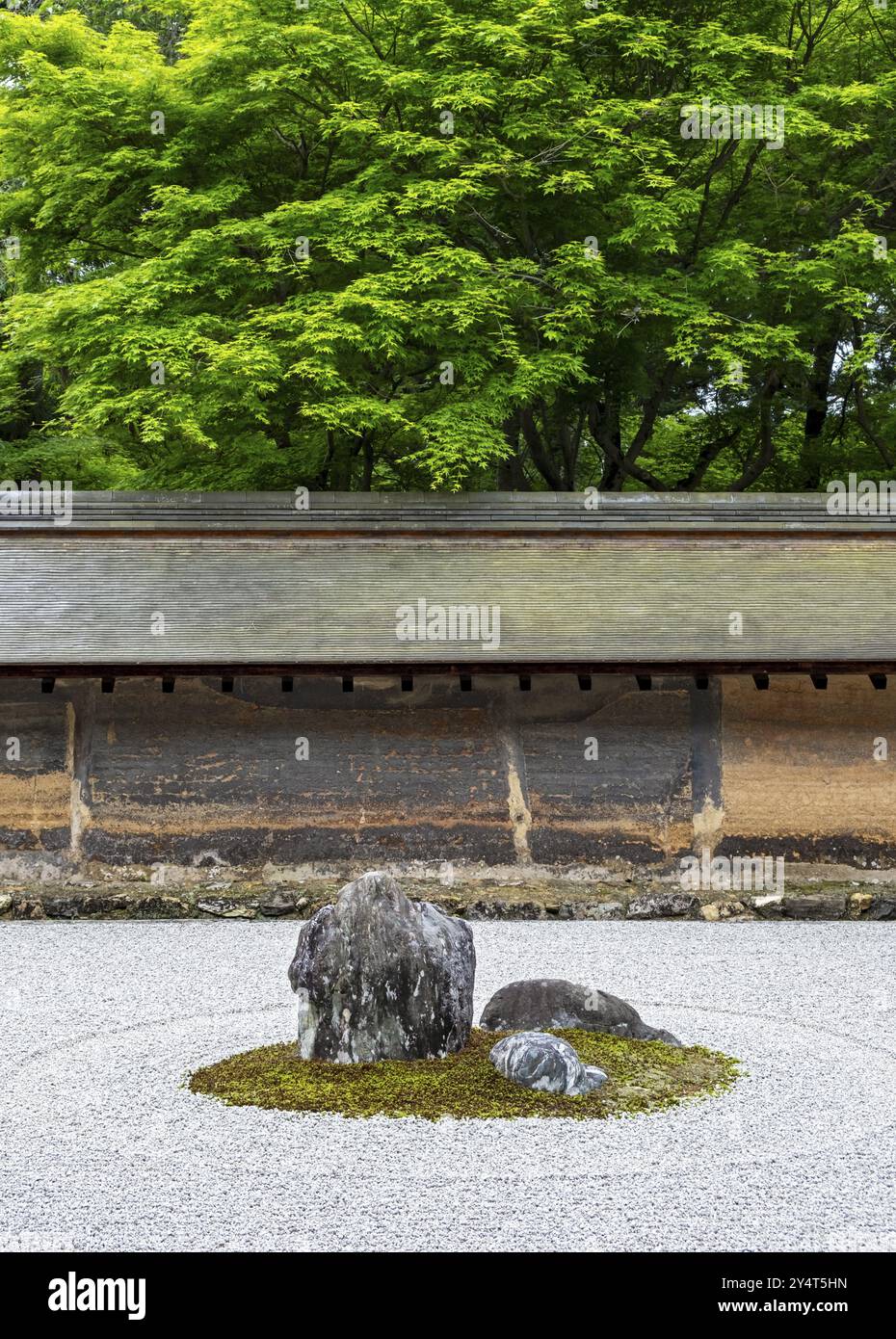 Kare-sansui, dry landscape Zen temple garden, Ryoan-ji, Kyoto, Japan ...