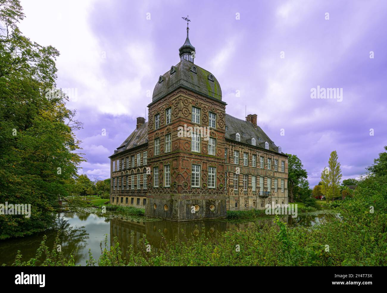 Moated castle in Hovestadt. Germany, North Rhine-Westphalia Stock Photo ...