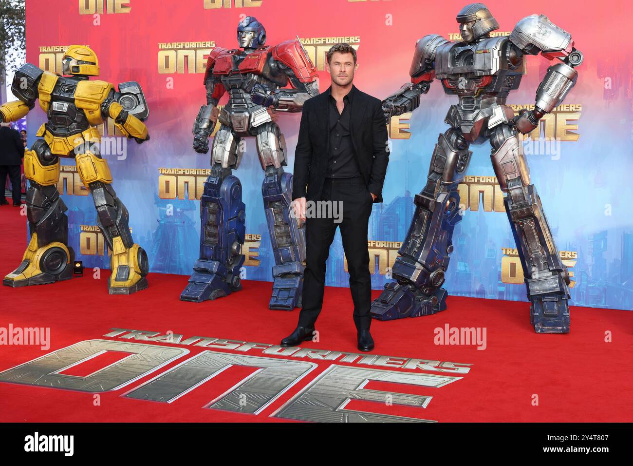 Chris Hemsworth poses for photographers upon arrival at the premiere ...