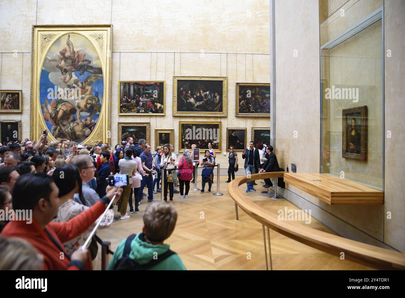 People taking photos of Mona Lisa by Leonardo da Vinci at Louvre Museum ...