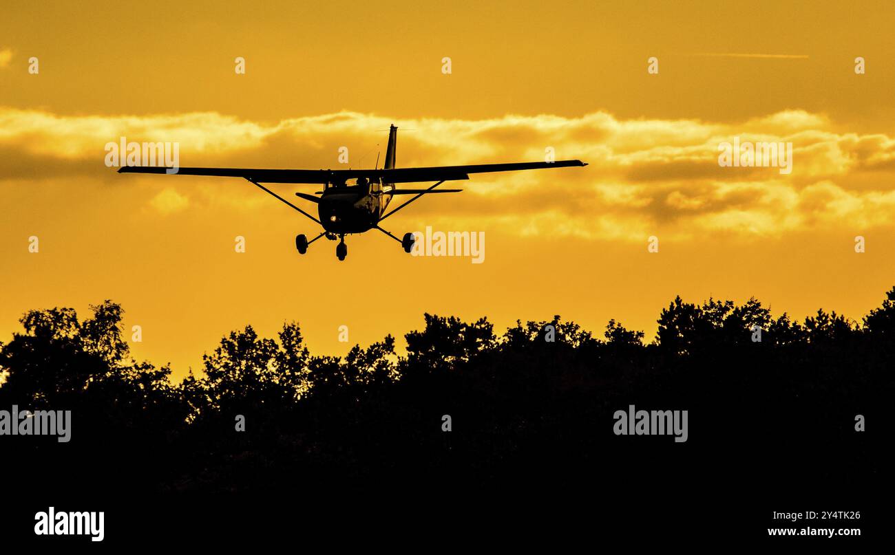 Cessna 172 approaching in the sunset Stock Photo - Alamy