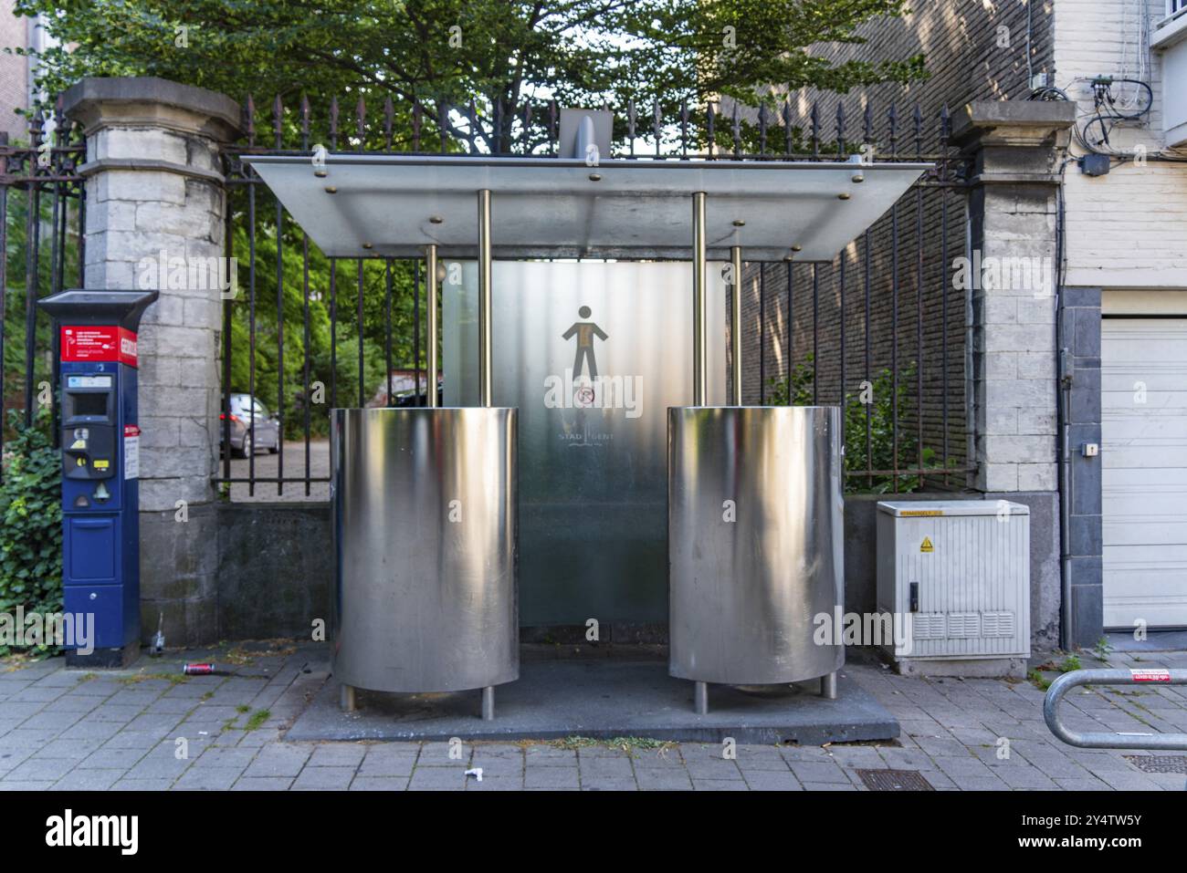 Toilet on the street hi-res stock photography and images - Alamy