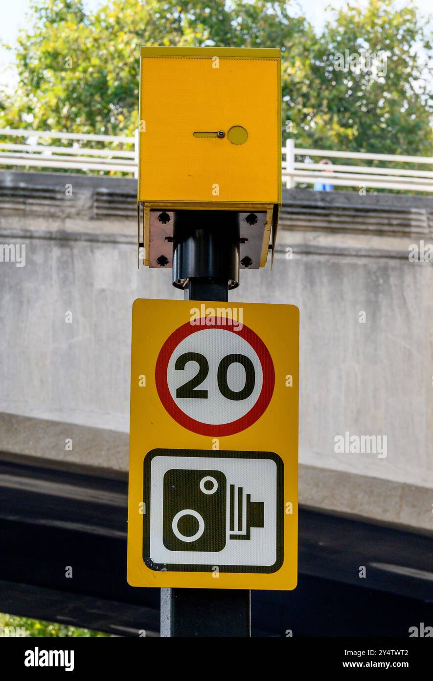 London, UK. 20 MPH sign and speed camera on the Victoria Embankment by ...
