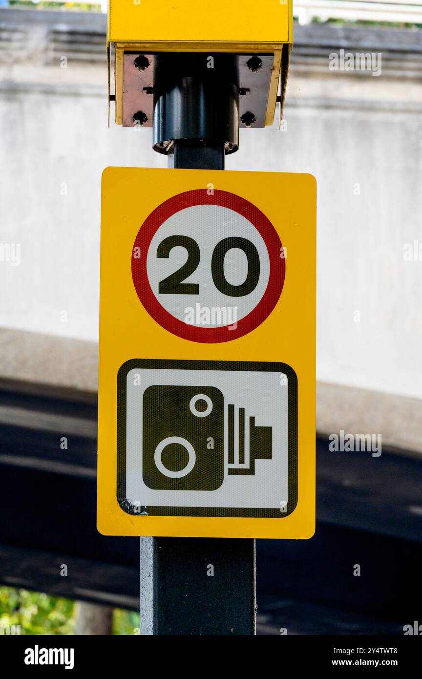 London, UK. 20 MPH sign and speed camera on the Victoria Embankment by ...
