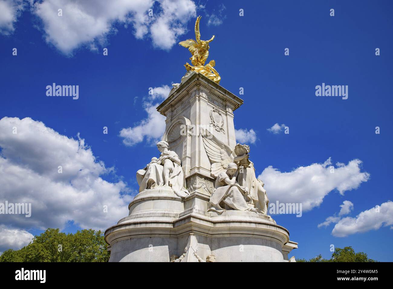 Victoria Memorial, a monument to Queen Victoria, in front of Buckingham ...