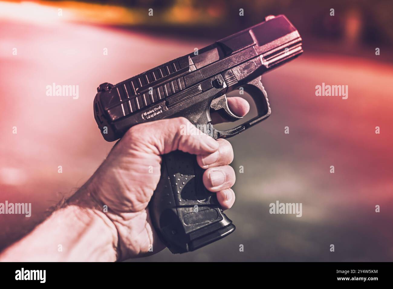 Männerhand mit Waffe, Waffengewalt *** mans hand with weapon, armed ...
